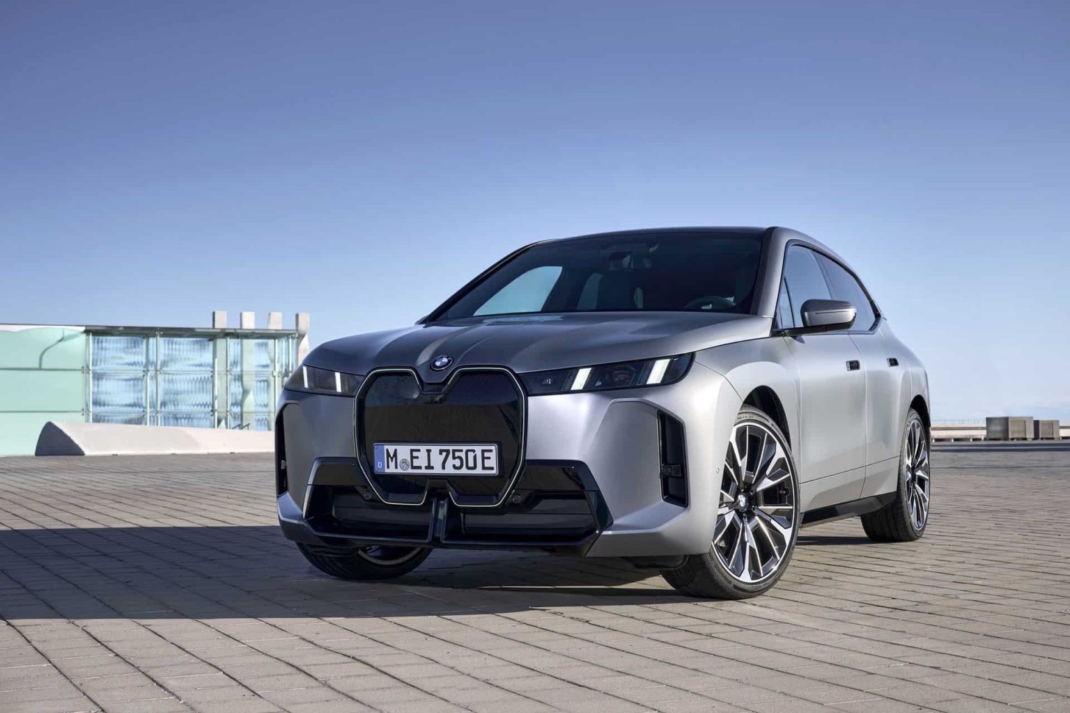 The new BMW IX XDrive60 shows its illuminated grille - Automobile